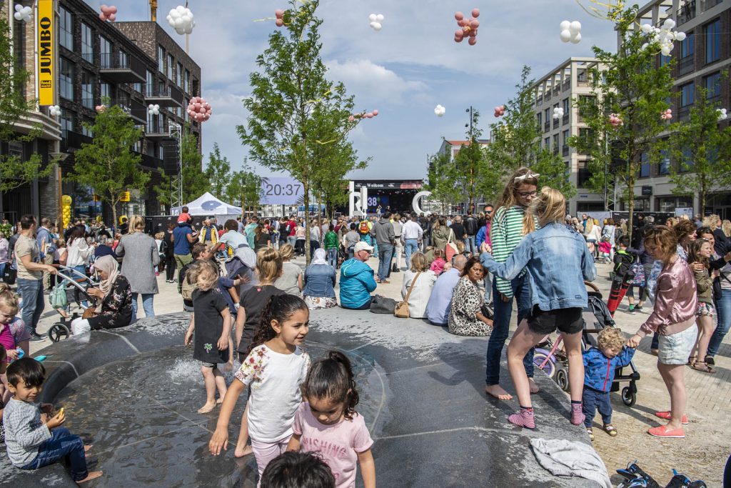 Bekijk hier de beelden: Duizenden mensen aanwezig bij opening Leidsche ...