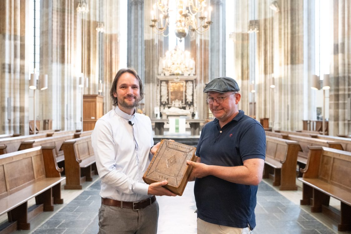 In kringloop gevonden bijbel uit 1832 overhandigd aan predikant Domkerk ...
