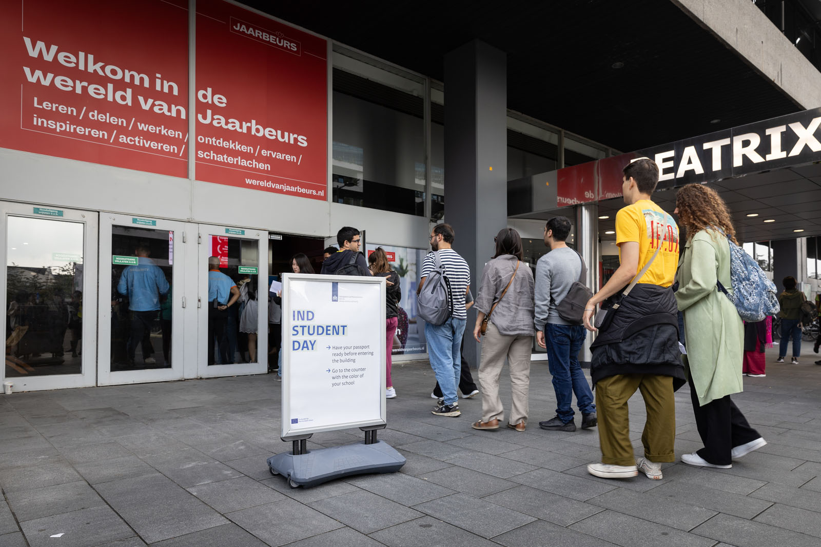 Duizenden internationale studenten in de rij voor het Beatrixgebouw in ...