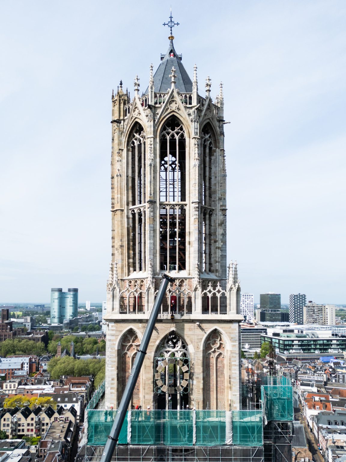 Foto’s: Domtoren in Utrecht krijgt wijzerplaten terug