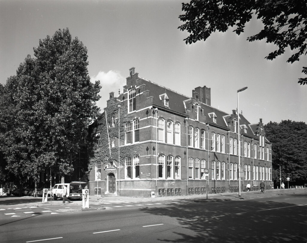 Waarom heeft het hypermoderne gebouw van het RIVM in Utrecht een oude ...